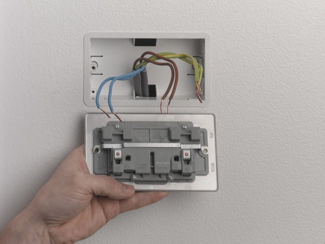 Julian Cassell's DIY Blog » Blog Archive Changing a socket - HOW TO DIY ...